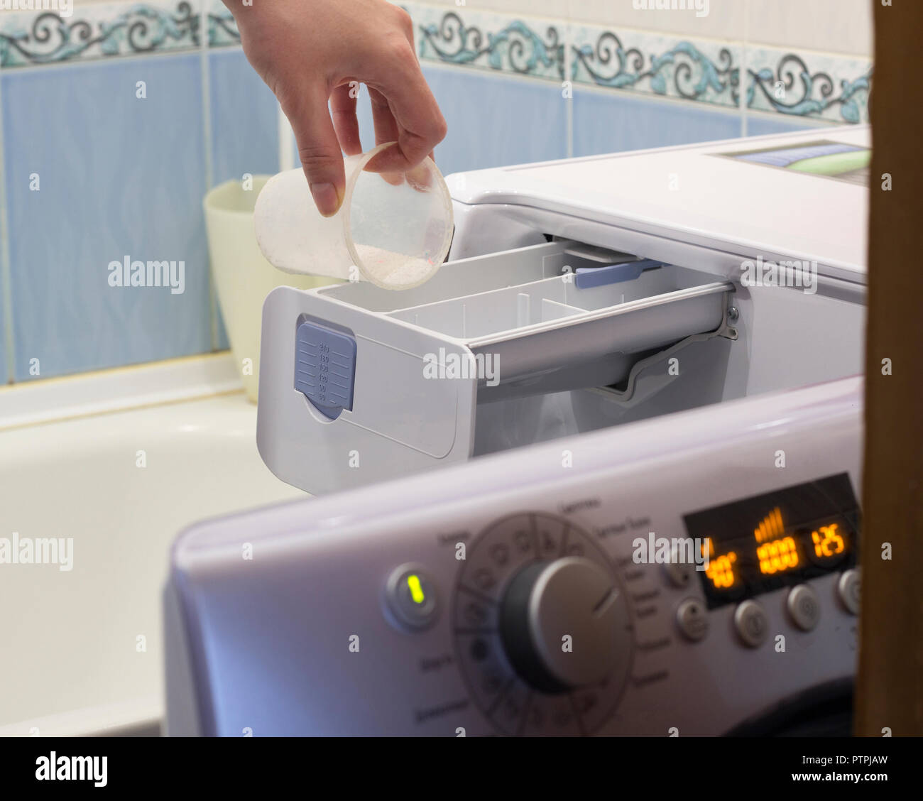 Woman box of laundry powder hi-res stock photography and images - Alamy