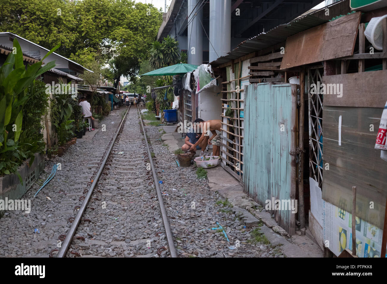 Abandoned shack homes homeless people hi-res stock photography and ...