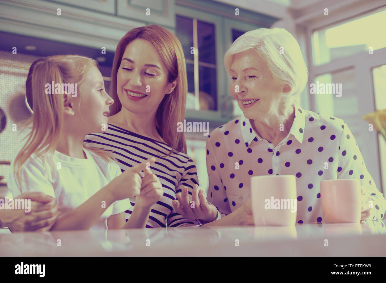 Telling story woman kid hi-res stock photography and images - Alamy