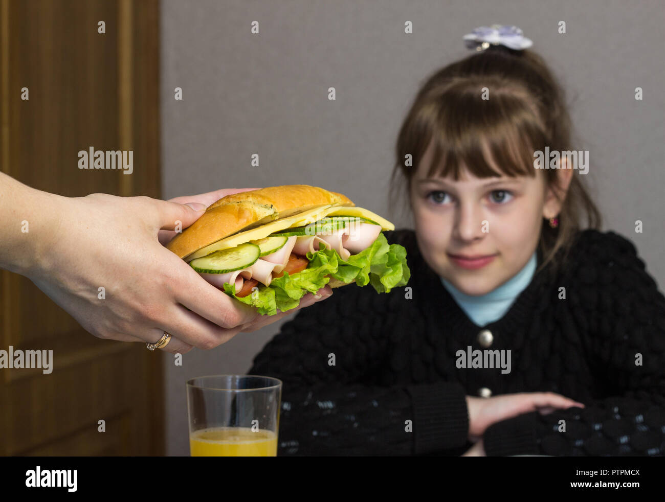 Mother prepares a sandwich for a child in school Stock Photo - Alamy