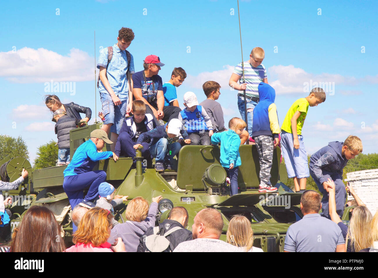 Children playing on army tank hi-res stock photography and images - Alamy