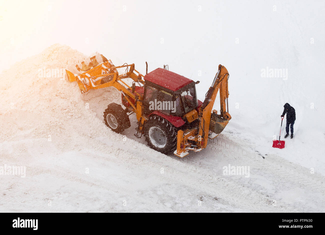 Tractor shovel hi-res stock photography and images - Alamy