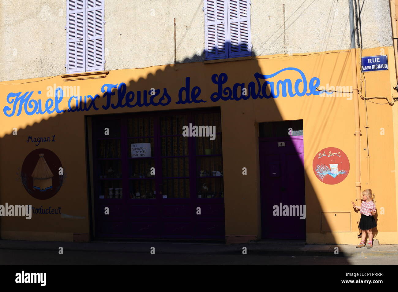 Vintage shop architecture hi-res stock photography and images - Alamy