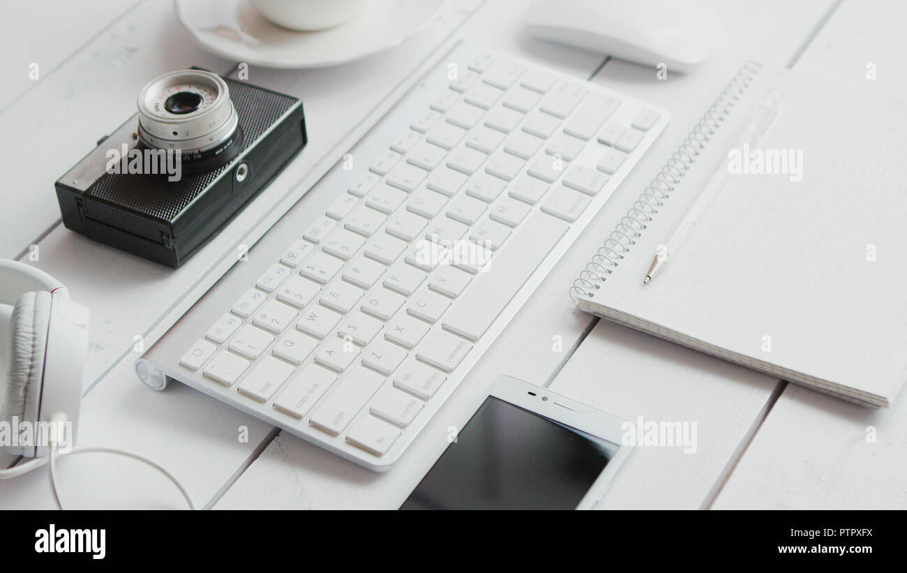 Office desk with photo camera hi-res stock photography and images - Alamy