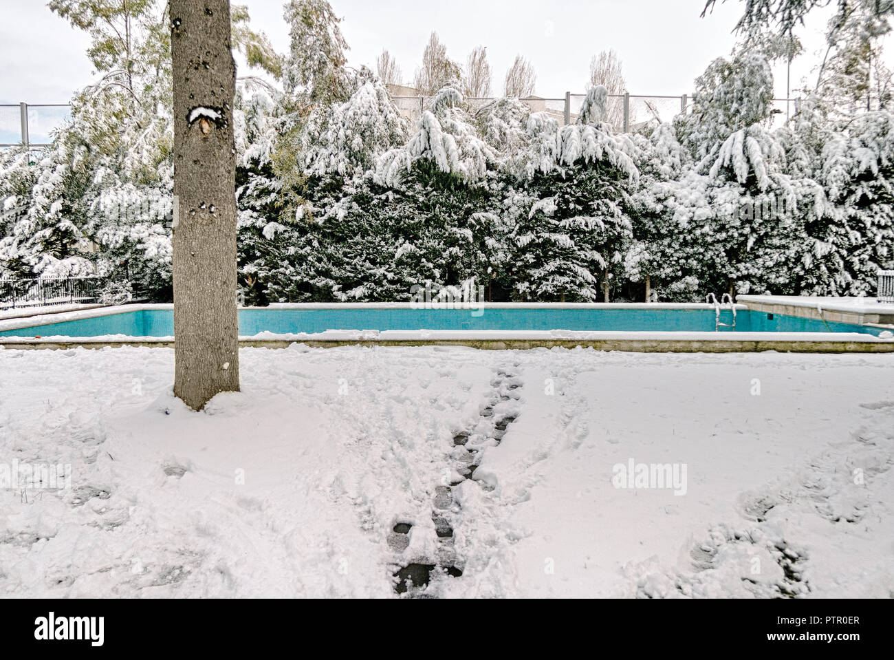 Outdoor pool cold hi-res stock photography and images - Alamy