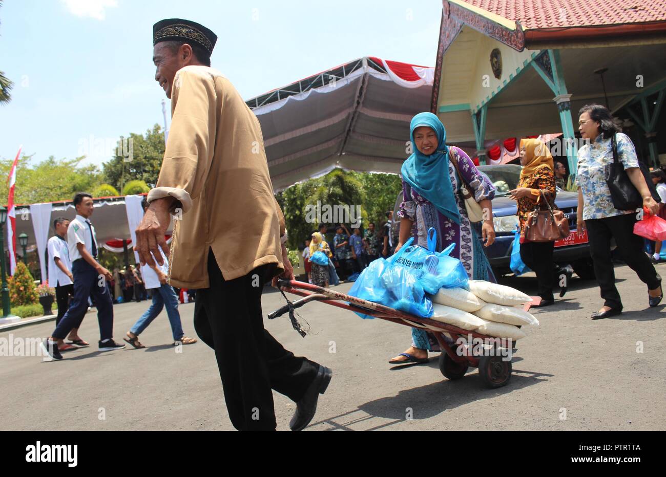 Receiving basic food packages hi-res stock photography and images - Alamy