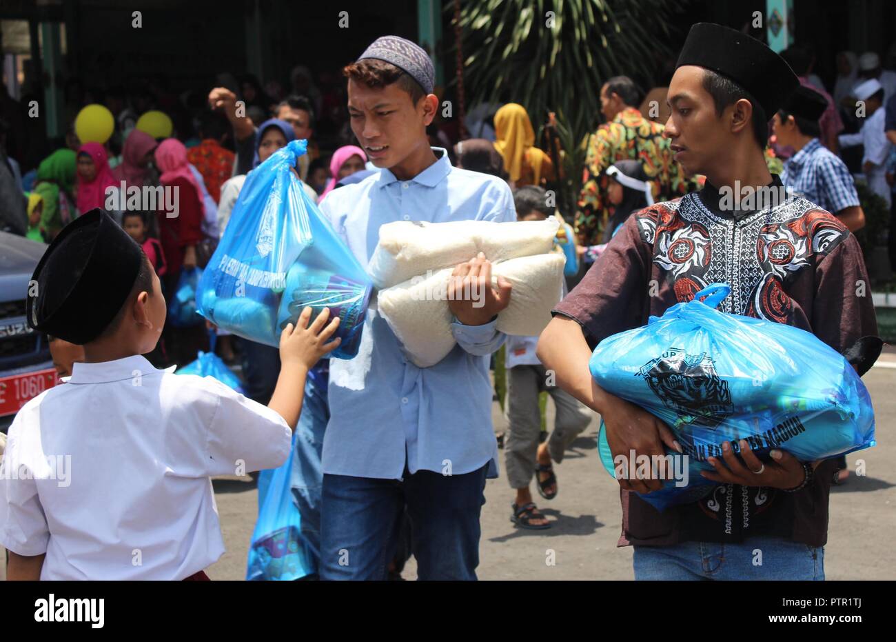 Receiving basic food packages hi-res stock photography and images - Alamy