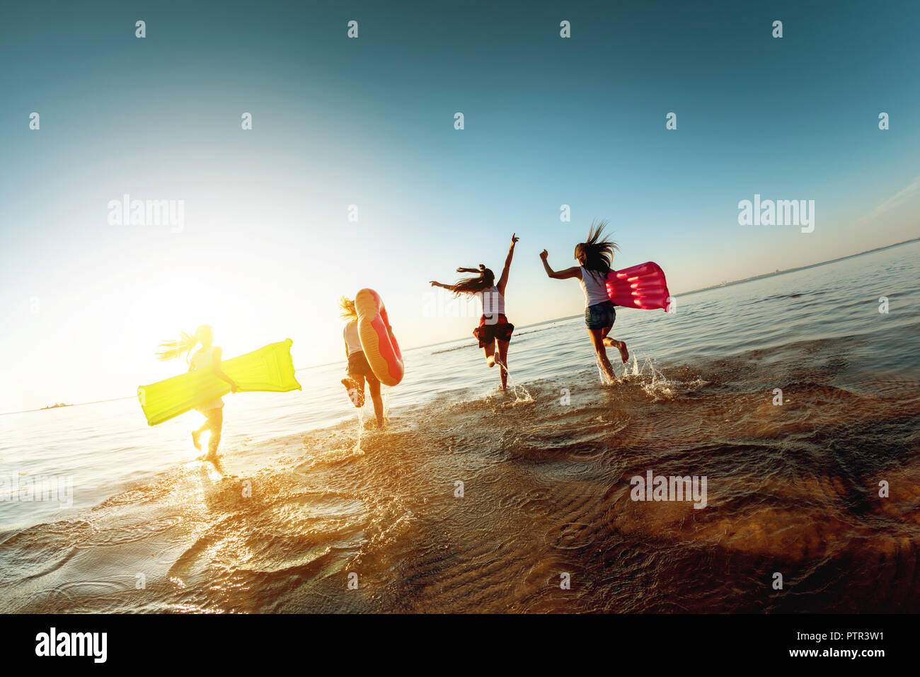 Girls hi-res stock photography and images - Alamy