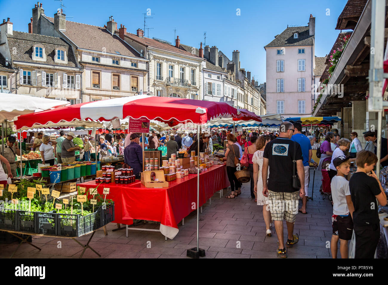 Saturday market day france hi-res stock photography and images - Alamy