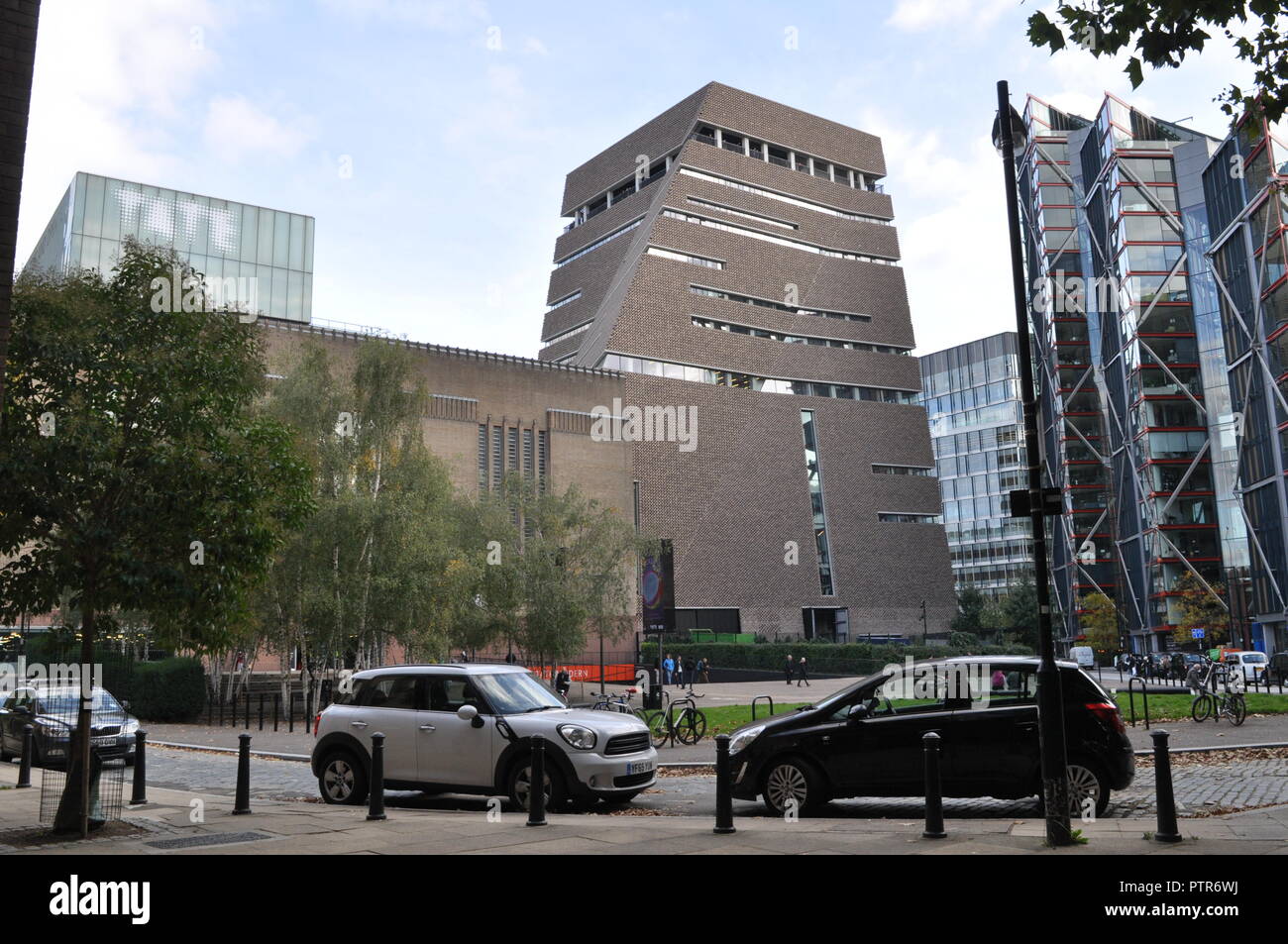 Blavatnik Building, Bankside, London. Pyramid structure in red bricks ...