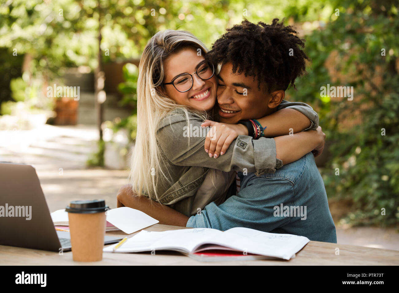 College couple hugging hi-res stock photography and images - Alamy