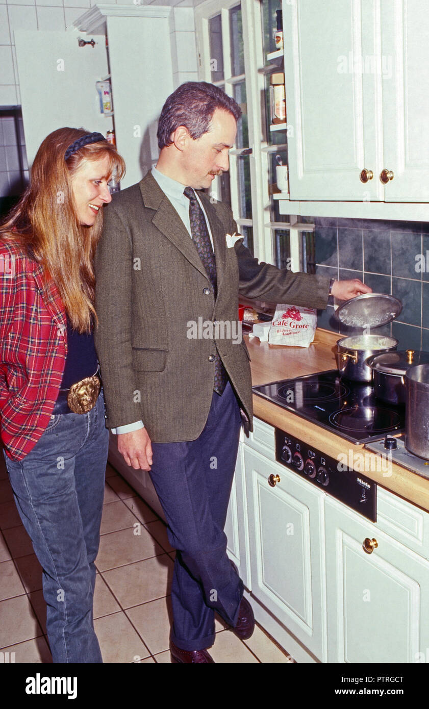 Rudolph Prinz von Croy mit Ehefrau Alexandra in der Küche beim Kochen ...