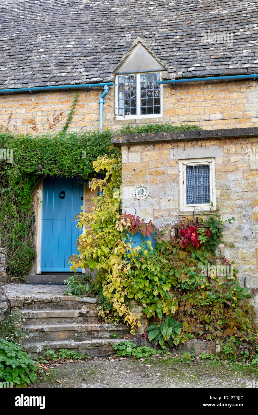 English cottage garden steps hi-res stock photography and images - Alamy
