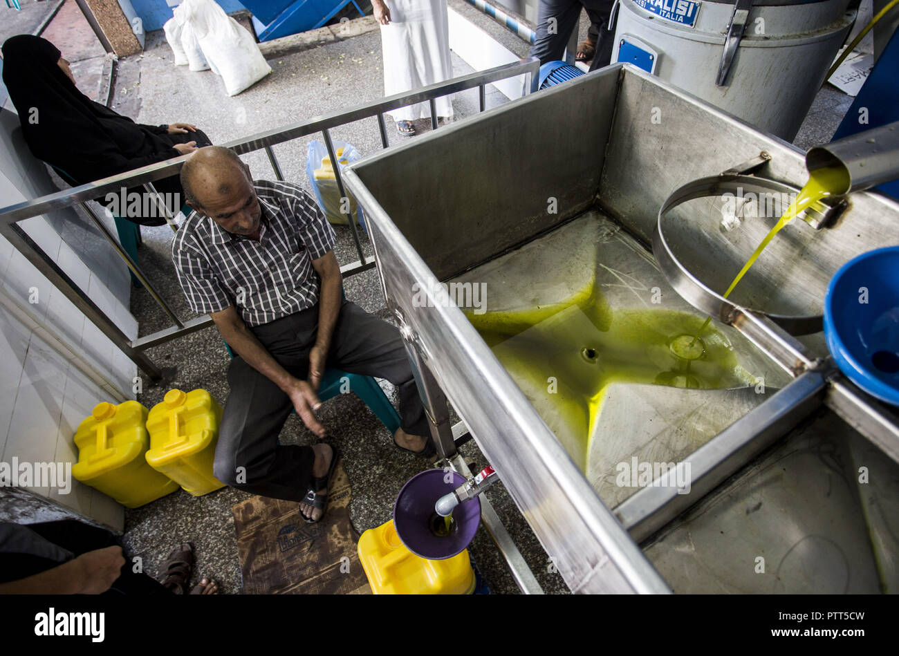 Gaza, The Gaza Strip, Palestine. 10th Oct, 2018. A Palestinian man ...