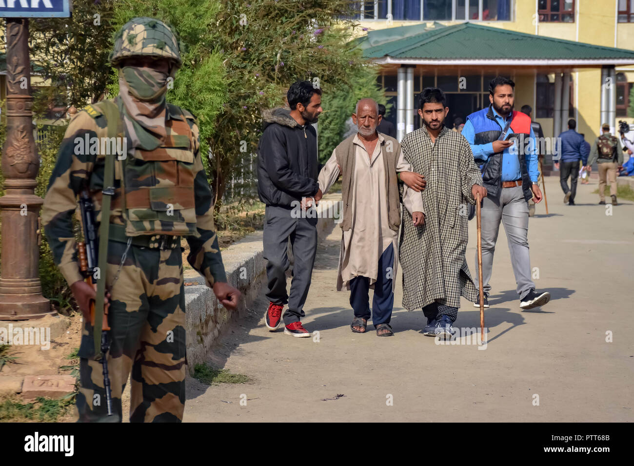 Indian old men voting hi-res stock photography and images - Alamy