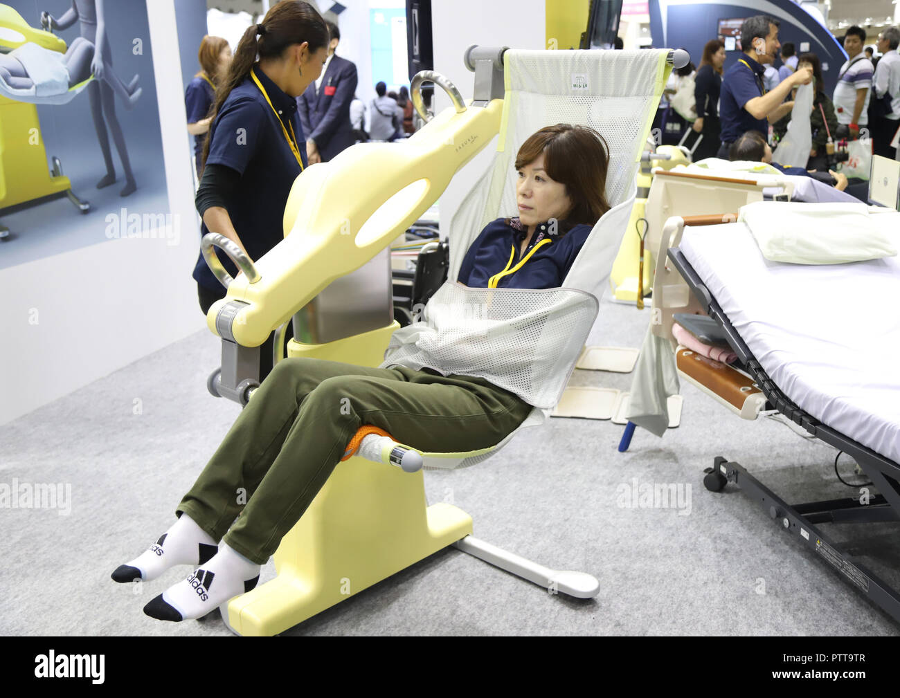 Care home robot japan hi-res stock photography and images - Alamy