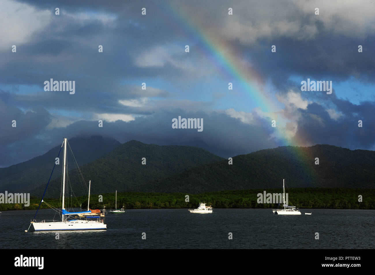 Cairns, Australien. 13th Apr, 2018. A rainbow has formed on the coast ...