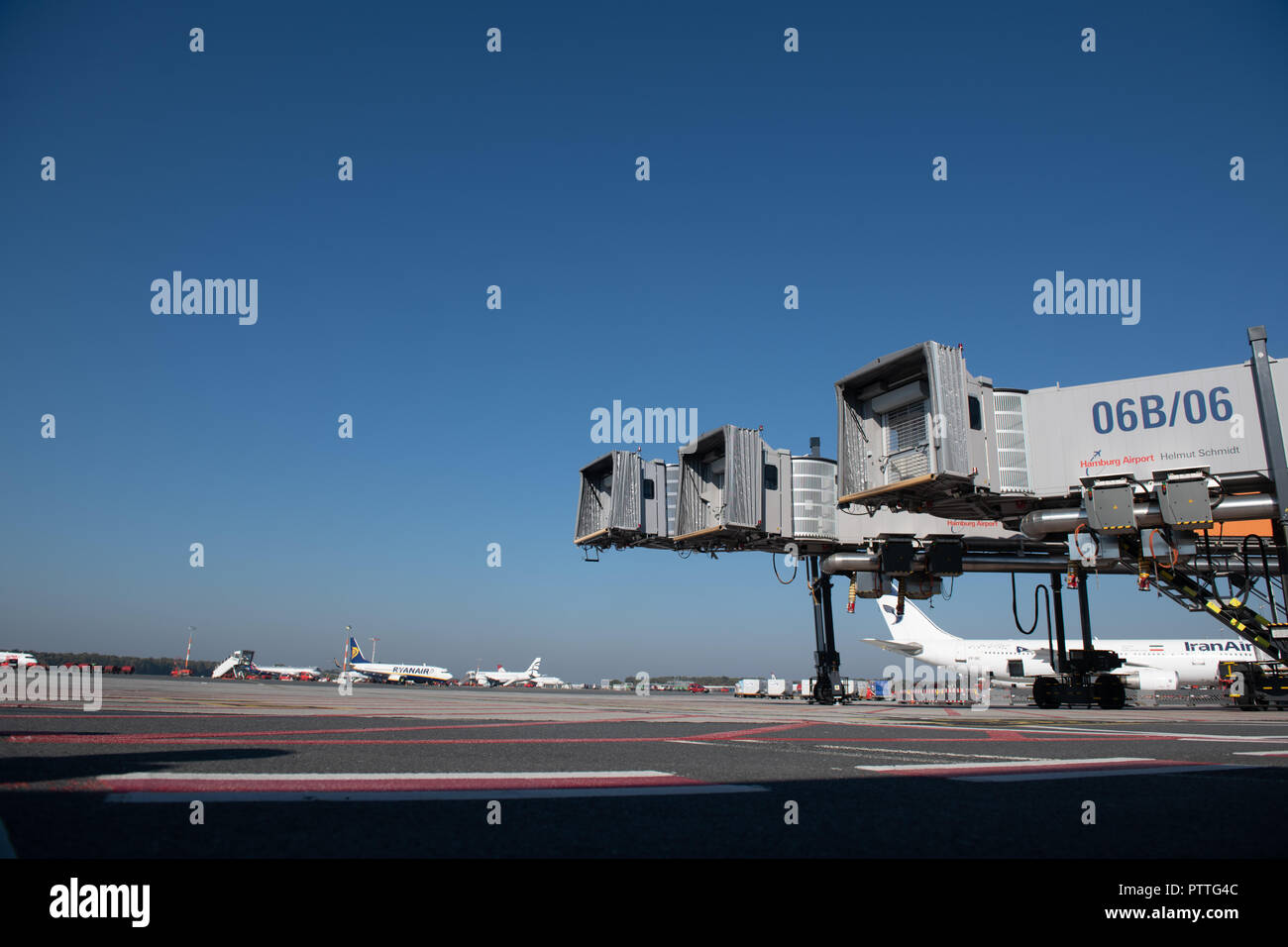 11 October 2018, Hamburg: Three passenger boarding bridges can be seen ...