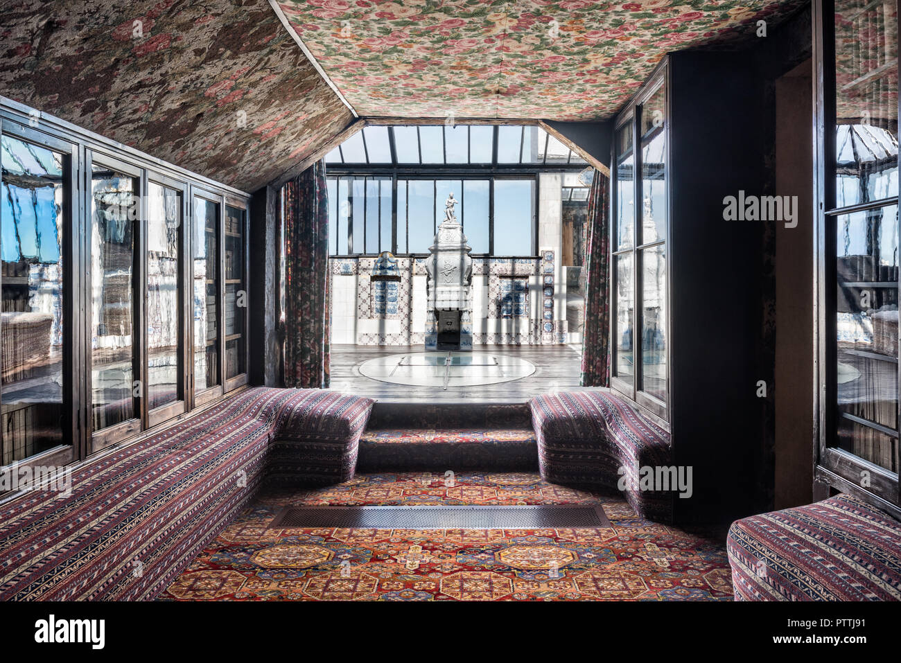 An antechamber hi-res stock photography and images - Alamy