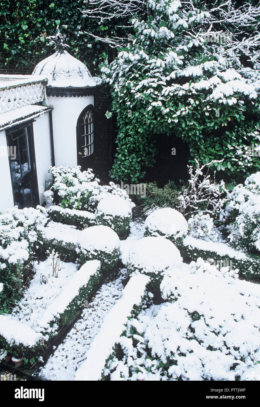 Snow kensington gardens winter hi-res stock photography and images - Alamy