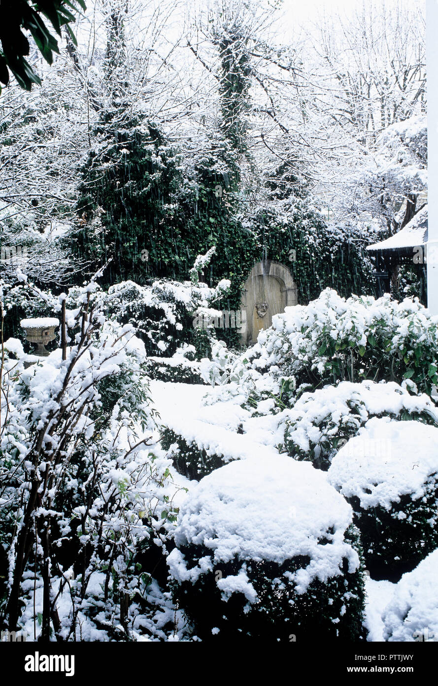 Topiary balls hi-res stock photography and images - Alamy