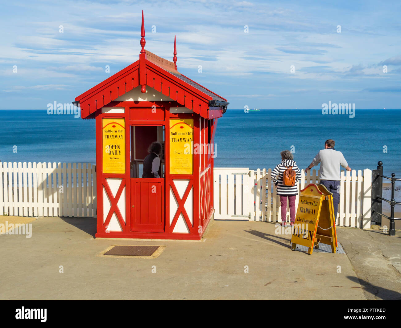 Cliff side railway hi-res stock photography and images - Alamy
