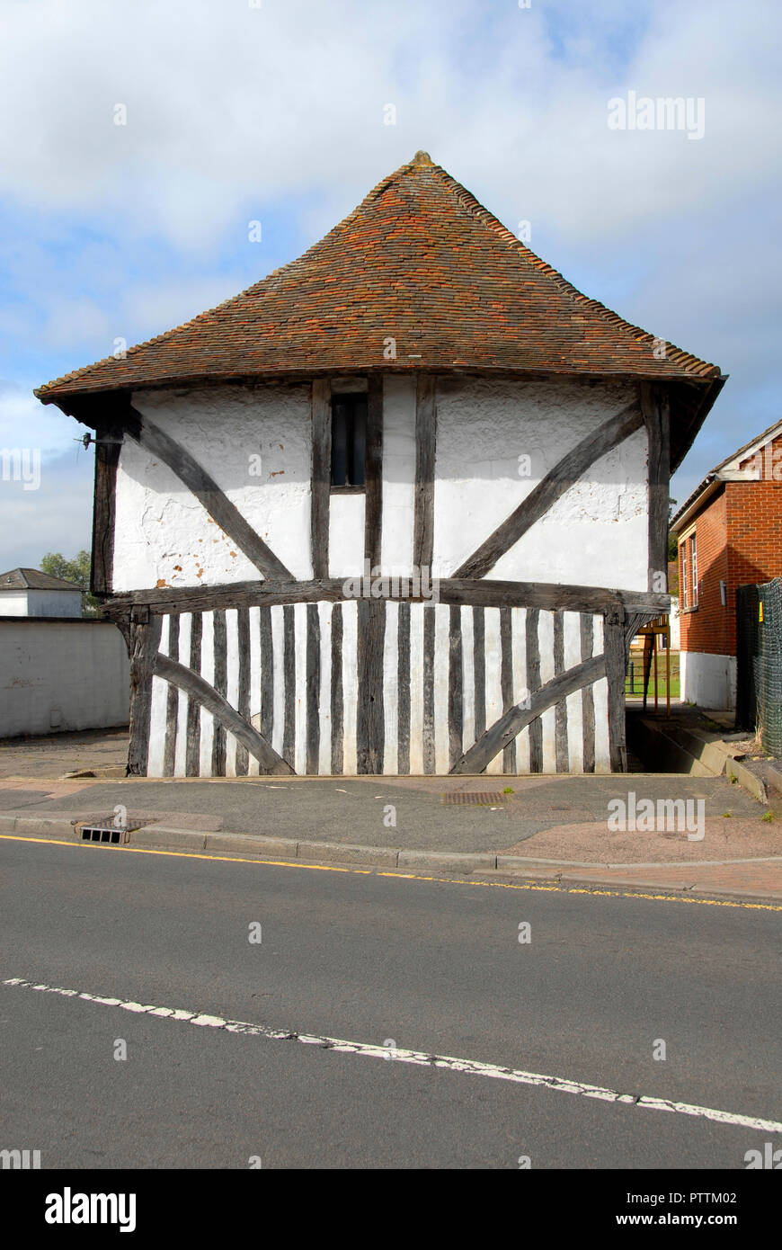 Old 15th century roadside barn, Faversham, Kent, England Stock Photo ...