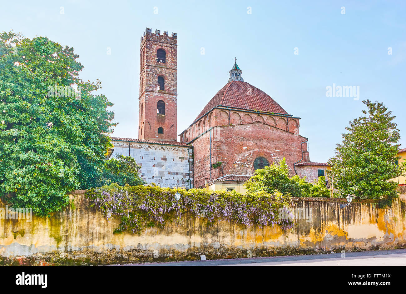 Back side of church hi-res stock photography and images - Alamy
