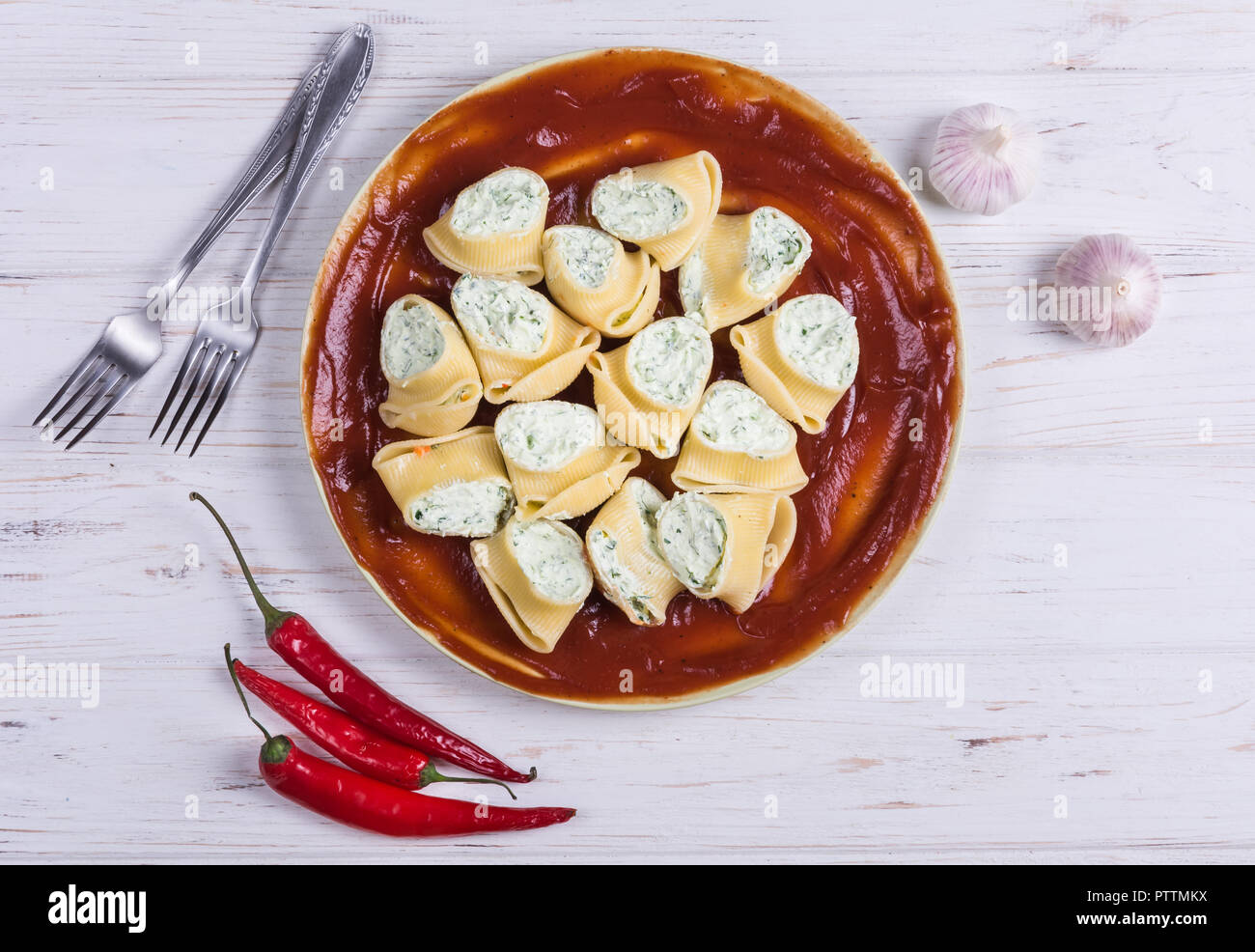 Lumaconi pasta tomato sauce hi-res stock photography and images - Alamy