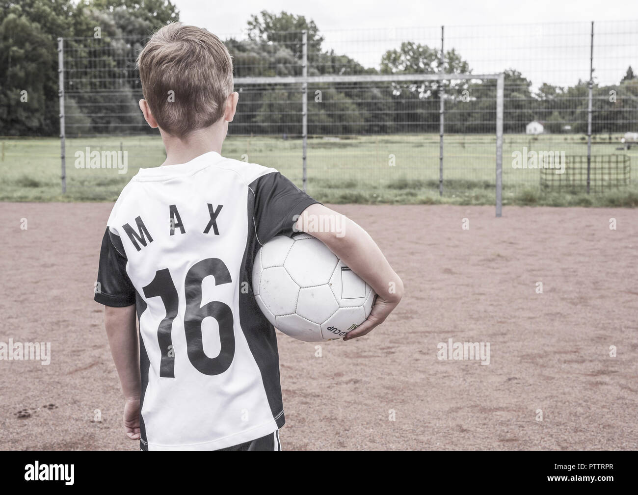 Junge Mit Ball High Resolution Stock Photography and Images - Alamy
