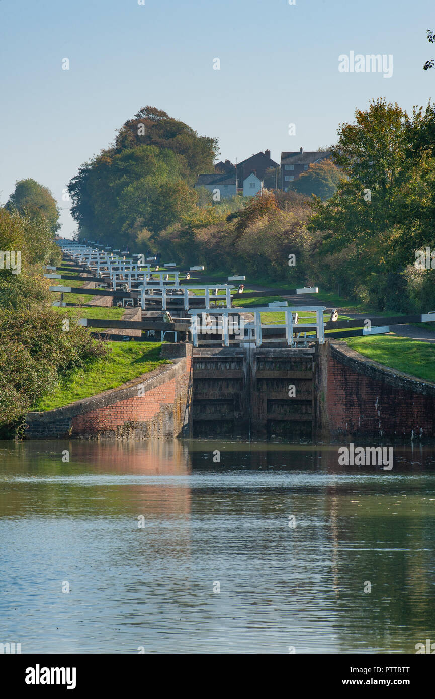 Looking up the Caen Hill Flight on the Kennet and Avon Canal, Devizes ...