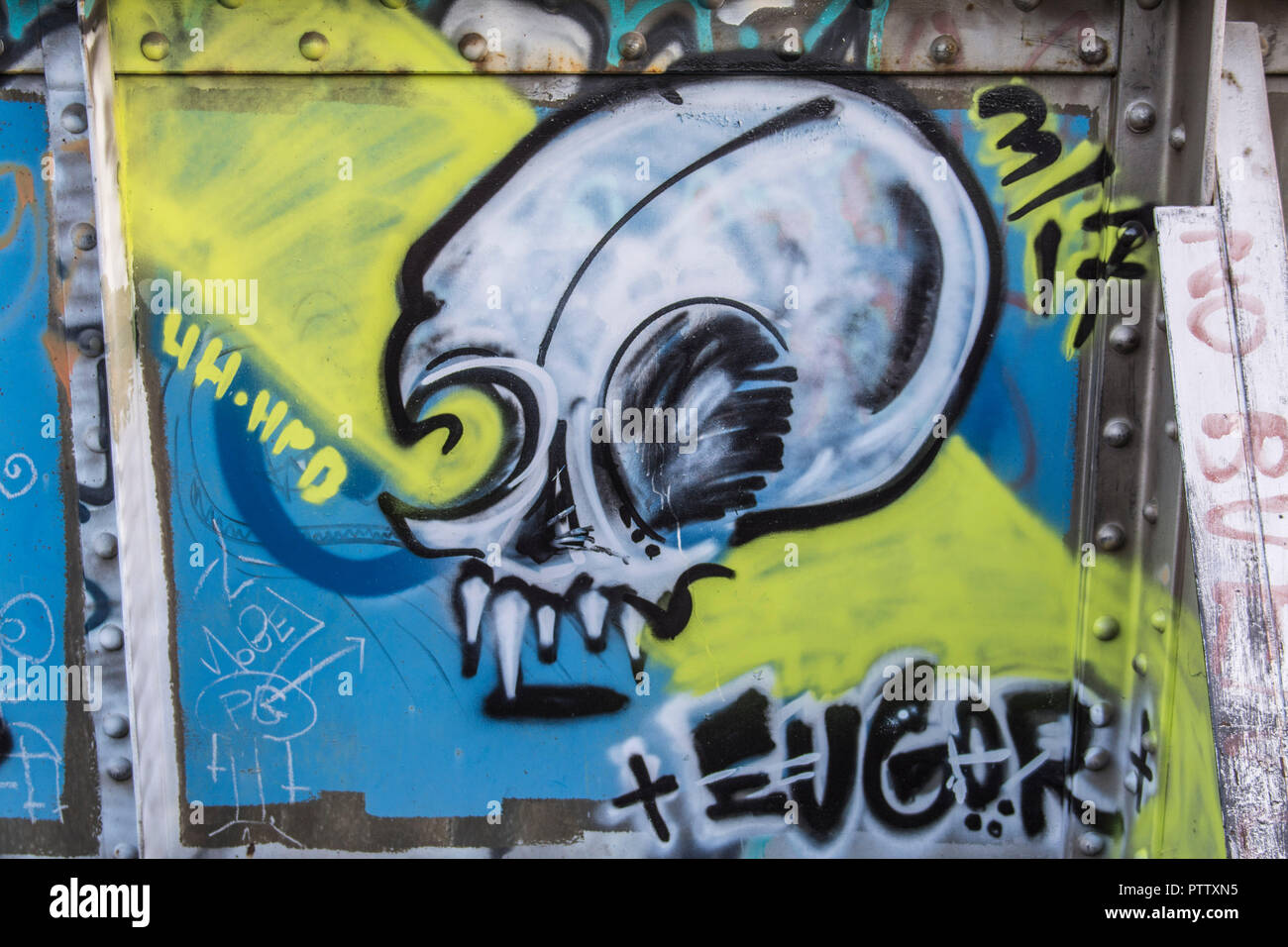 Skull graffiti hi-res stock photography and images - Alamy