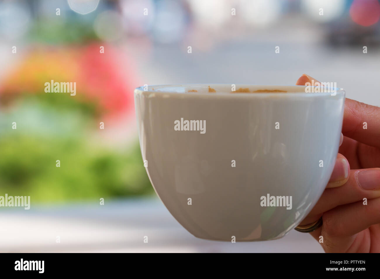 Hand holding a coffee cup hi-res stock photography and images - Alamy