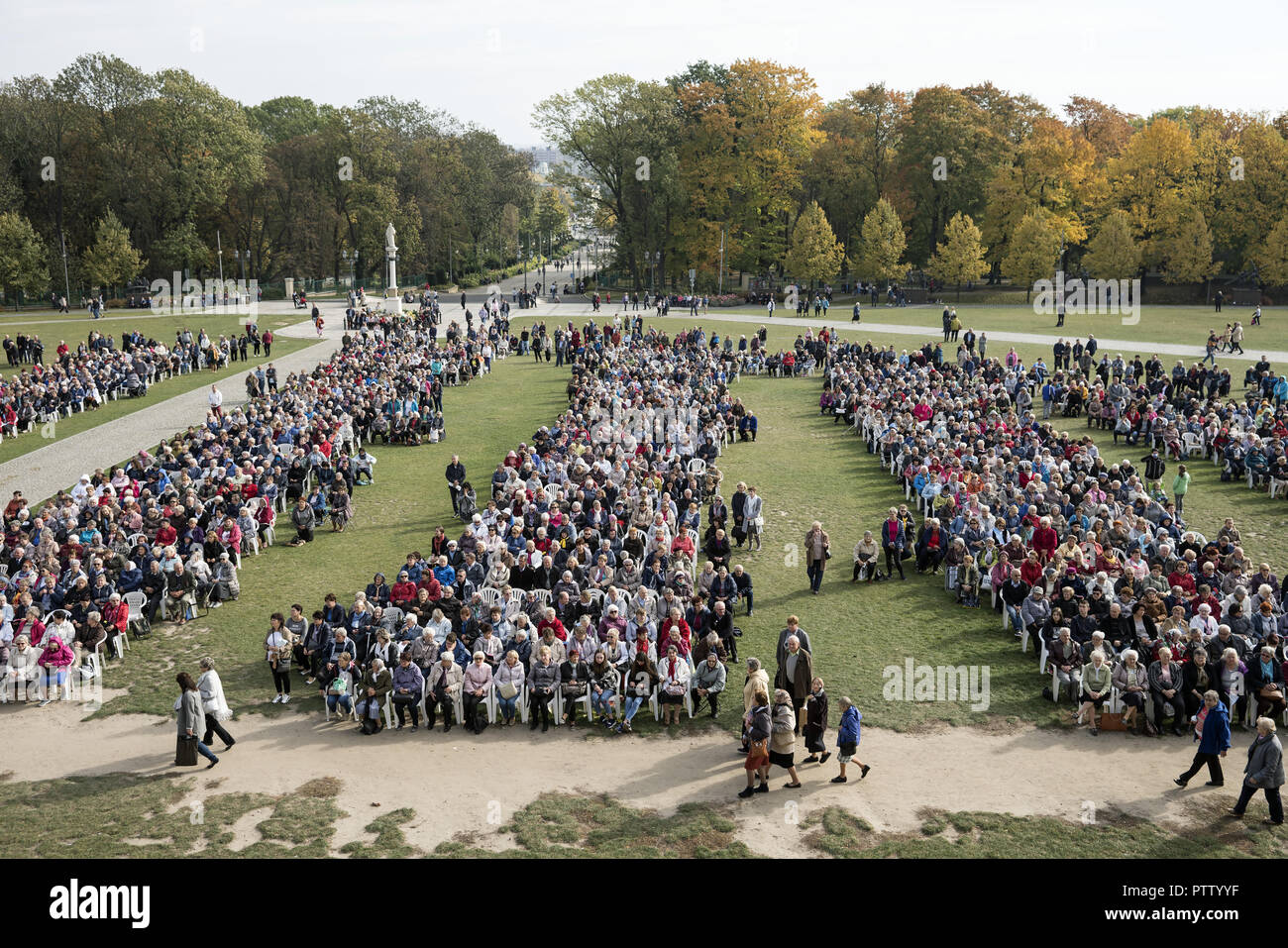 Field altar hi-res stock photography and images - Alamy