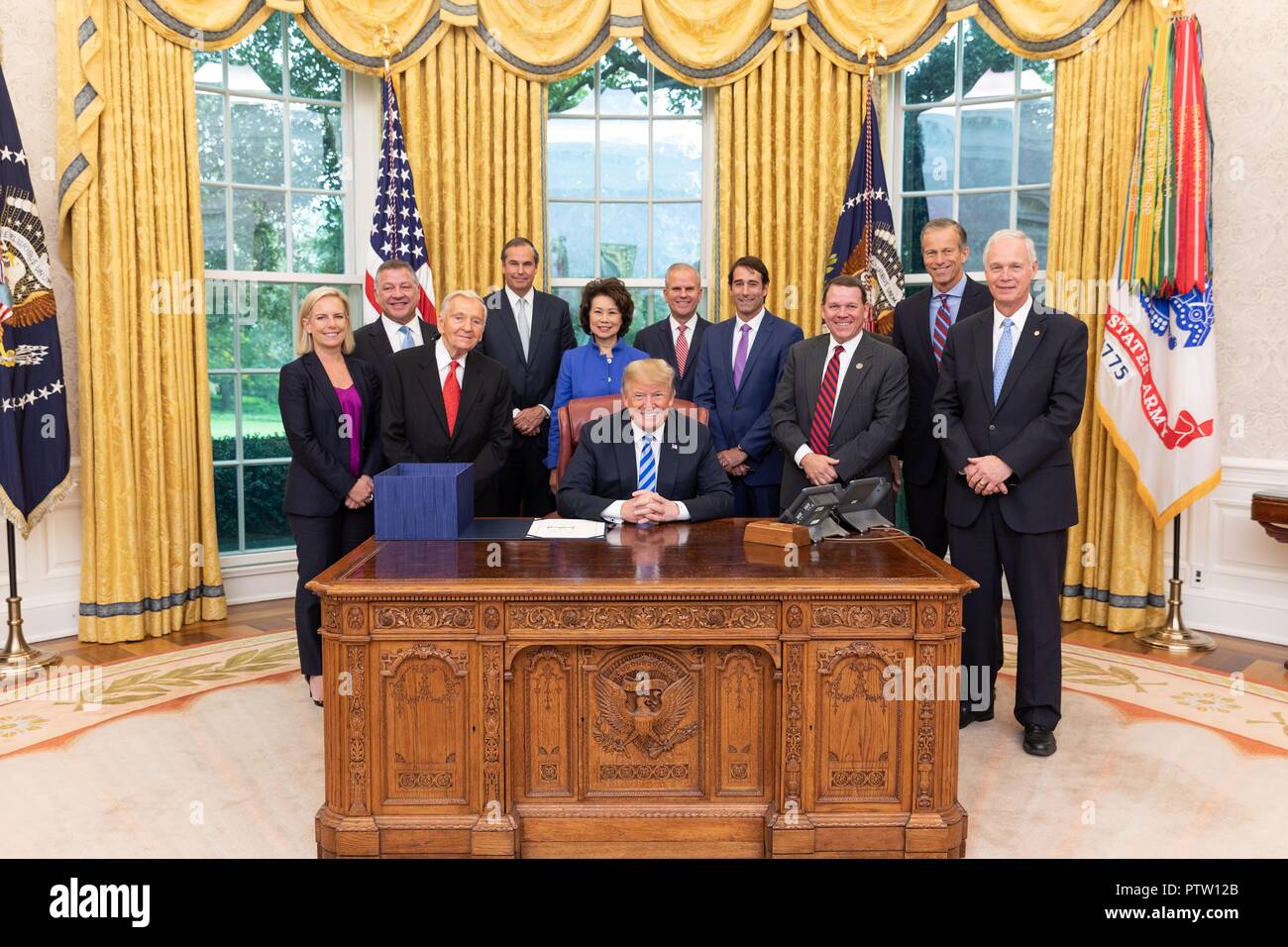 Trump cabinet group photo hi-res stock photography and images - Alamy