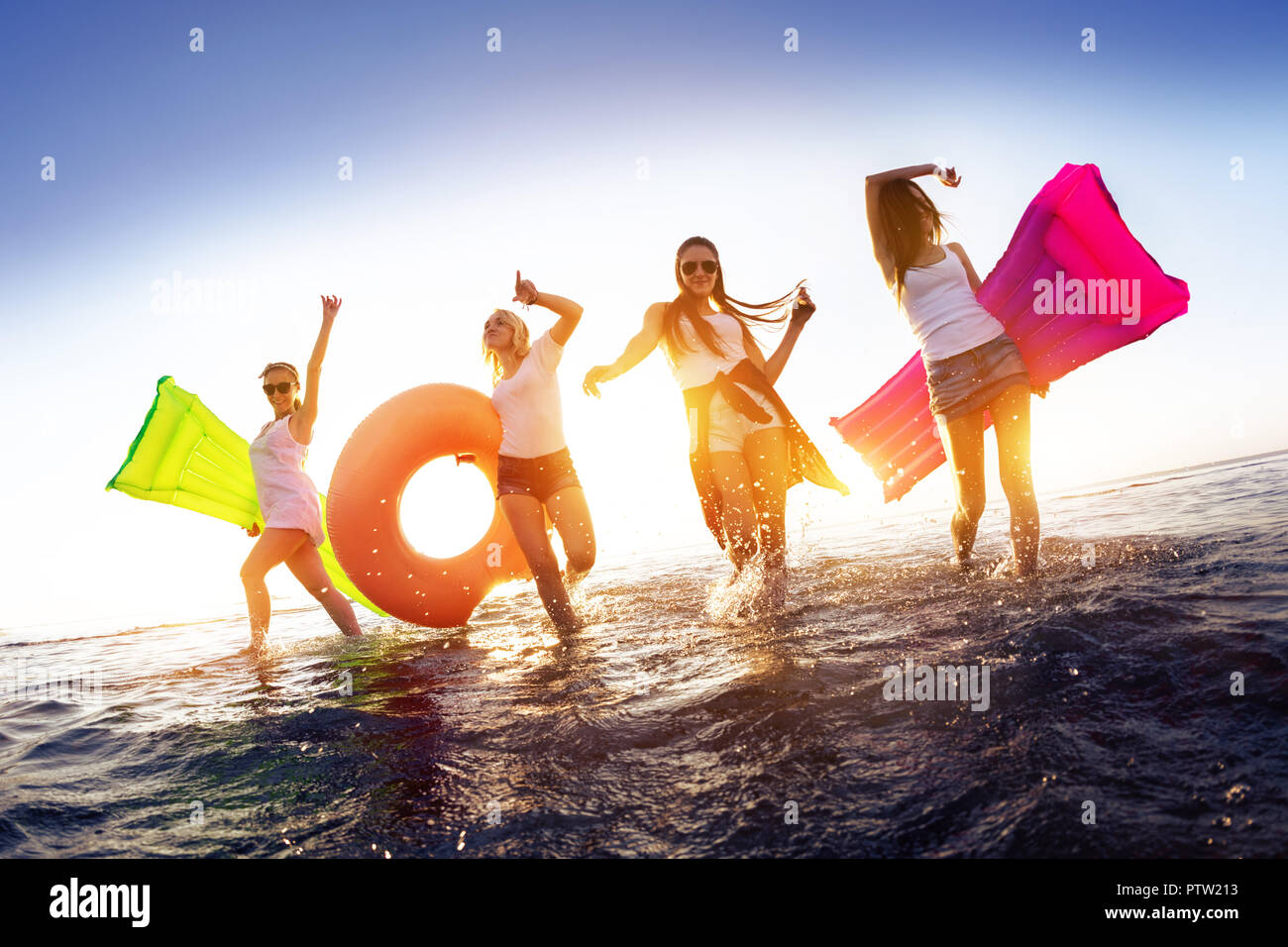 Happy teenager friends hi-res stock photography and images - Alamy
