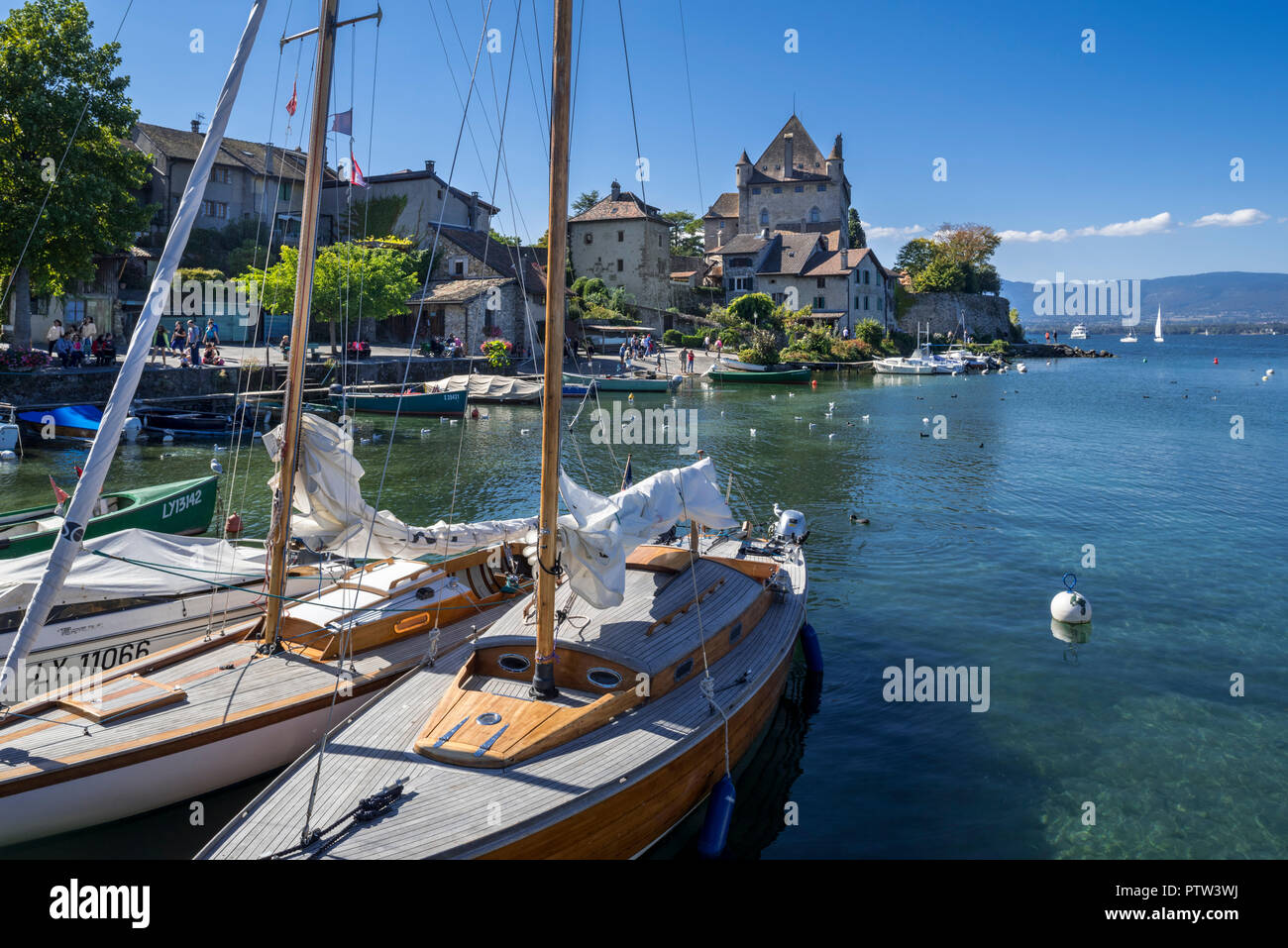 Sailing boats in front of the Château d'Yvoire, medieval castle at ...