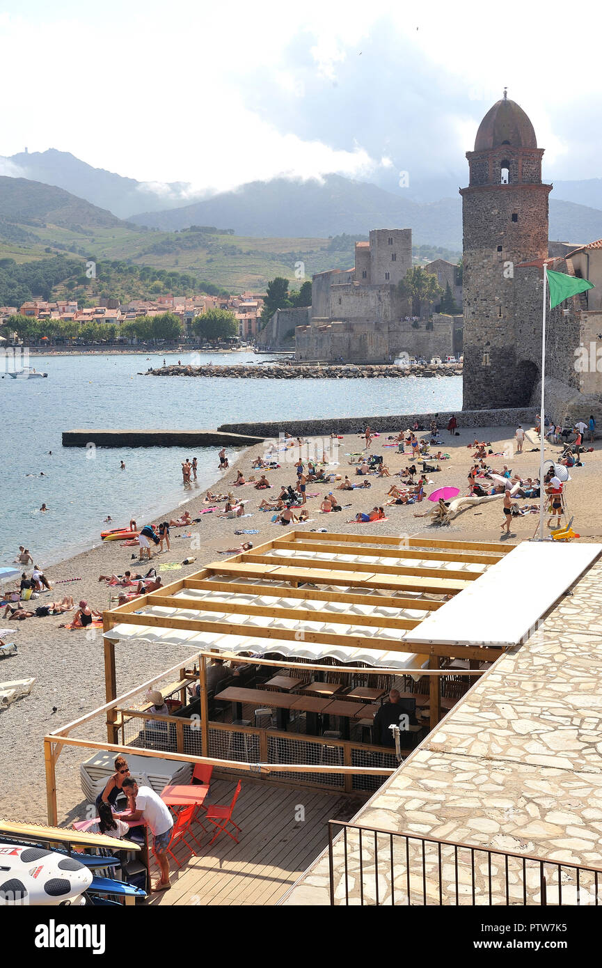 Collioure beach at the foot of the Saint-Vincent chapel with a view of ...