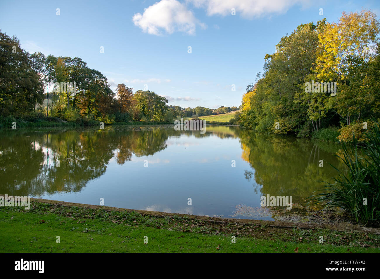 Lake on a still autumn afternoon near Shenington, Oxfordshire, England ...