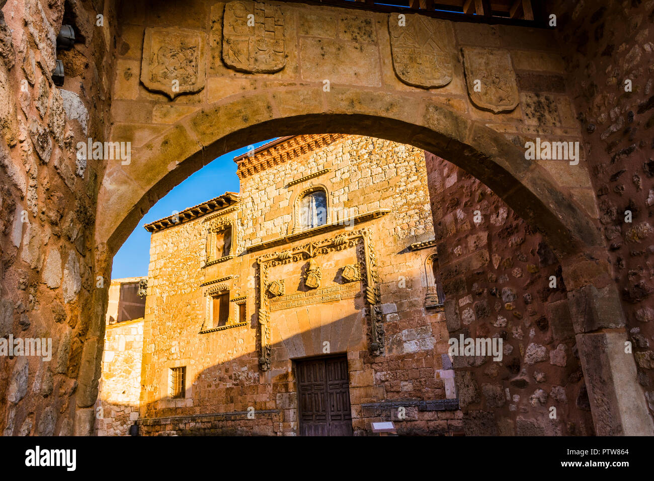 Medieval arch hi-res stock photography and images - Alamy