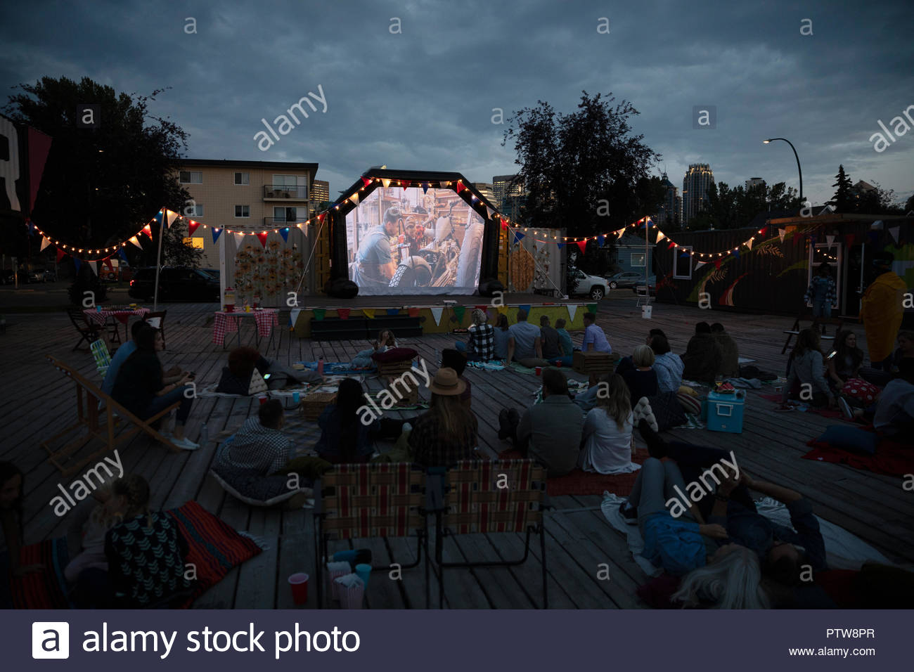 Movie screen crowd hi-res stock photography and images - Alamy