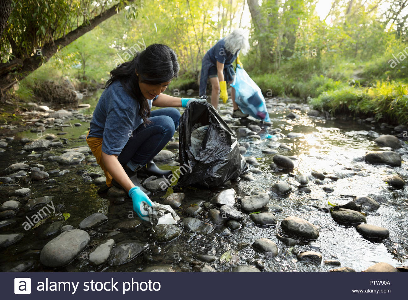 Women with garbage bag hi-res stock photography and images - Alamy