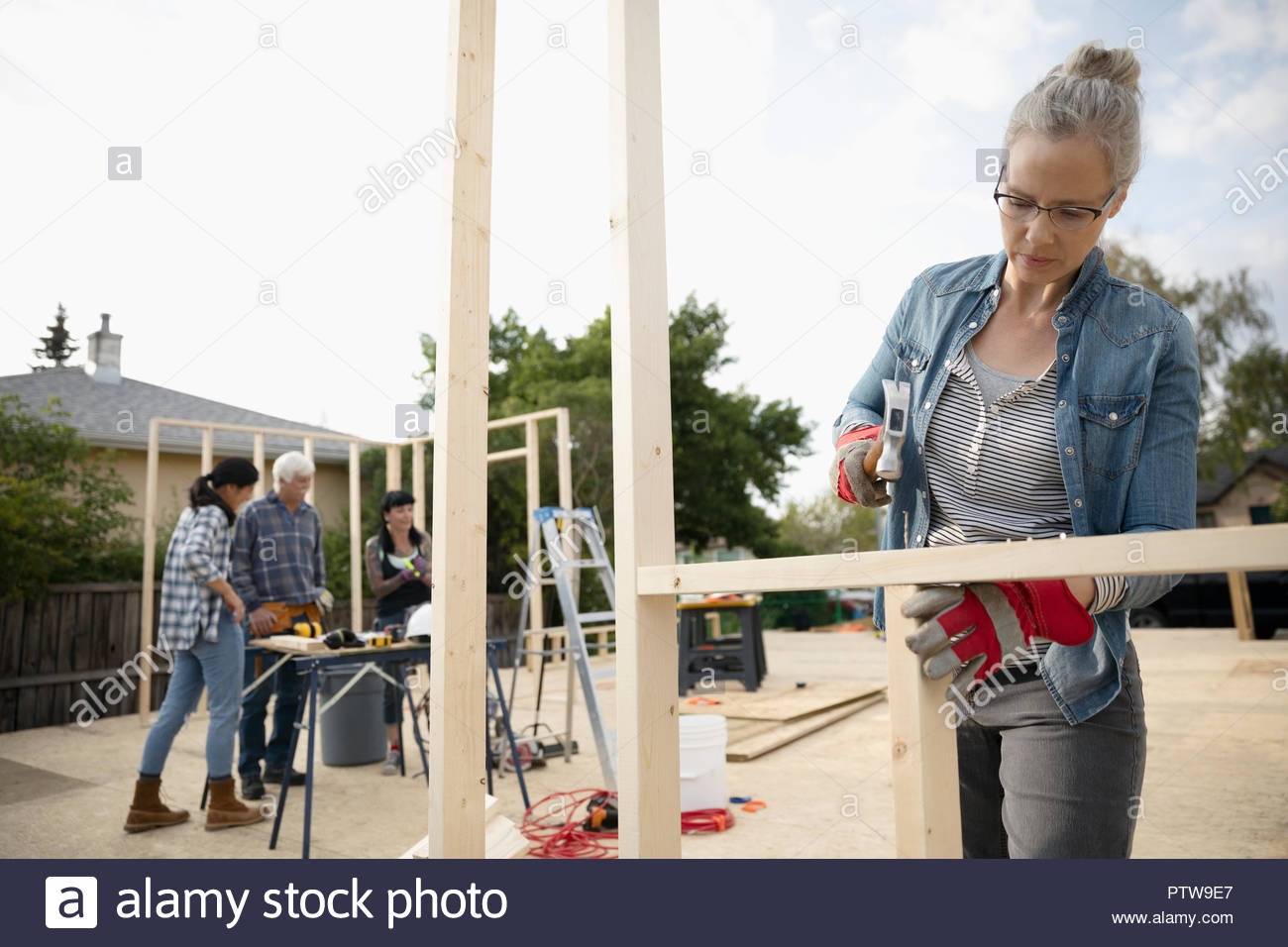 Volunteer house hi-res stock photography and images - Alamy