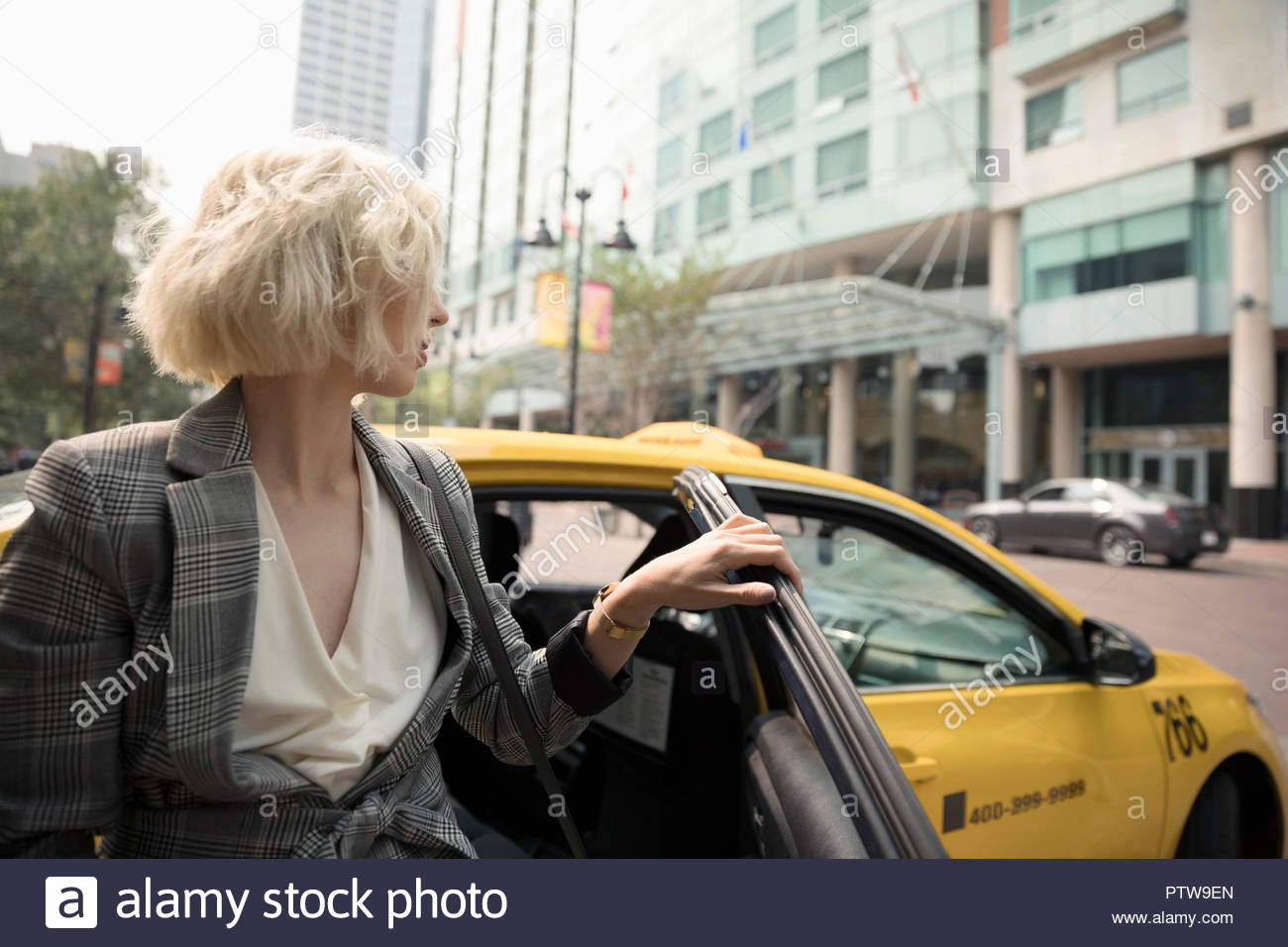 People getting out of a taxi hi-res stock photography and images - Alamy