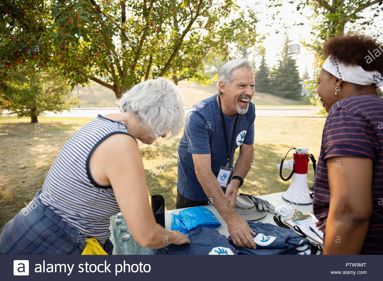 Women in volunteer work hi-res stock photography and images - Alamy