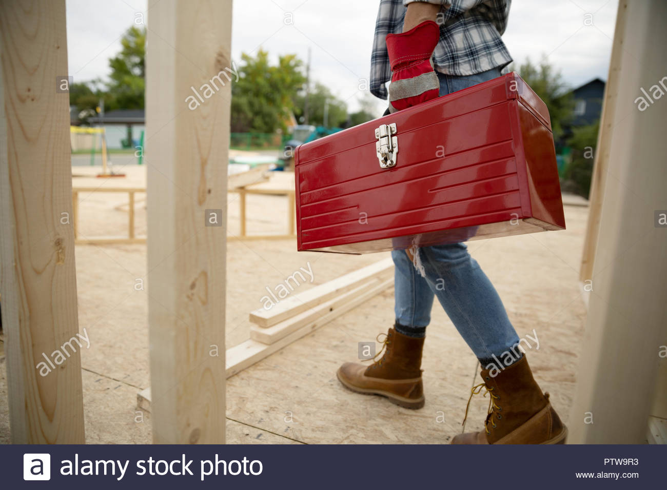 Woman construction worker carrying hi-res stock photography and images ...