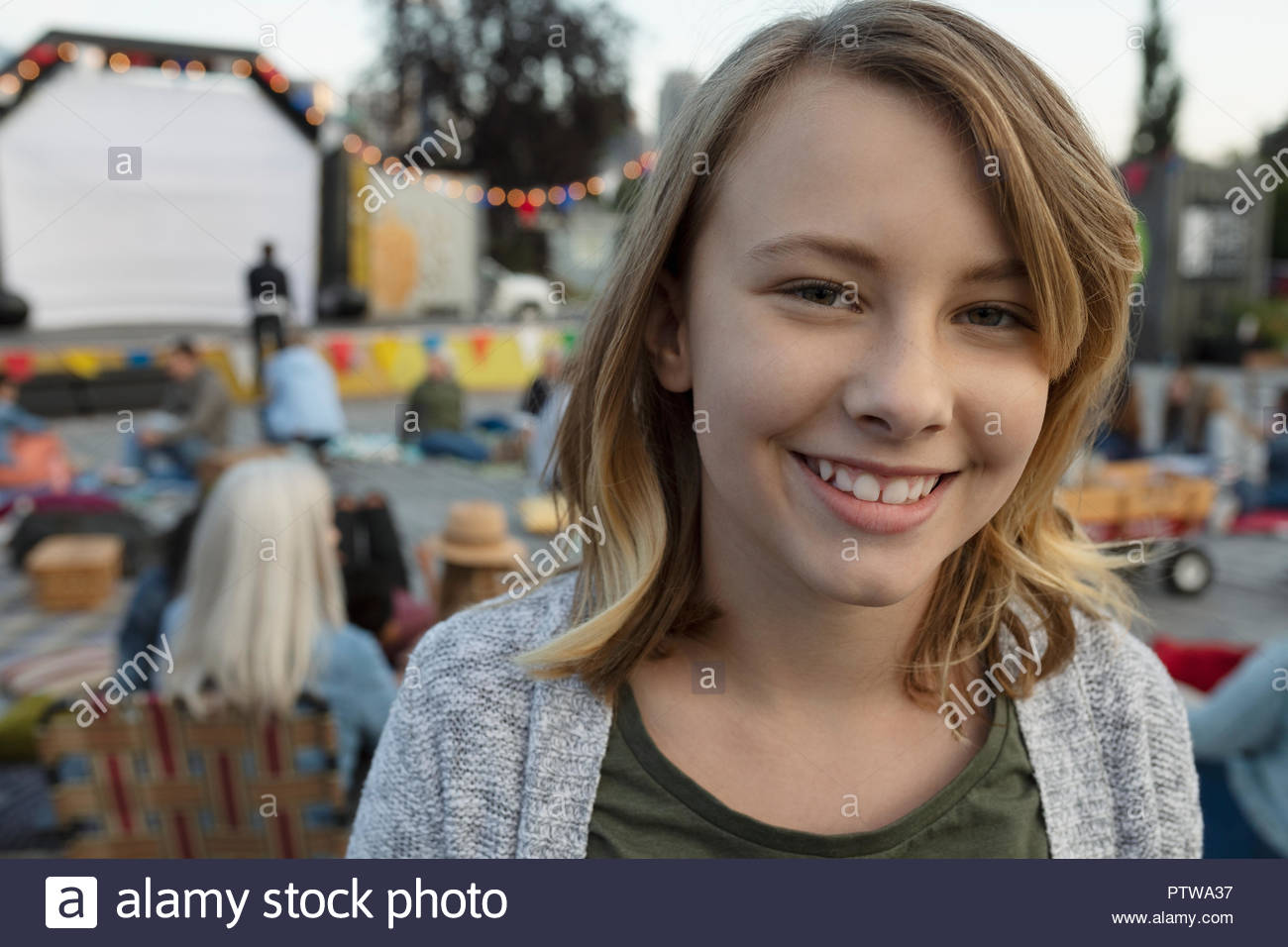 Tween girls movie hi-res stock photography and images - Alamy