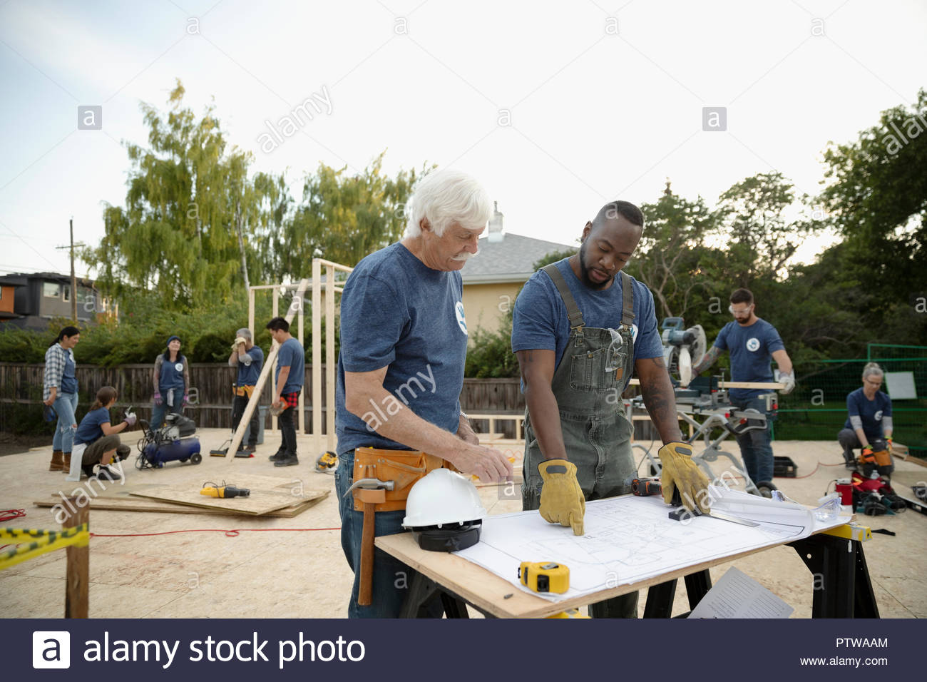 Volunteers building house together hi-res stock photography and images ...