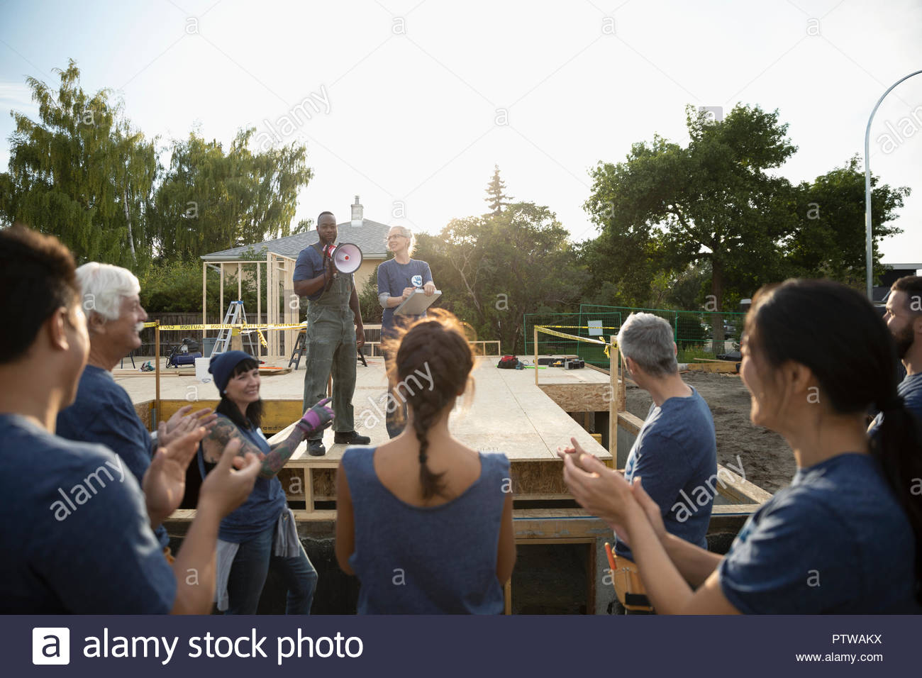 African women clapping hi-res stock photography and images - Alamy