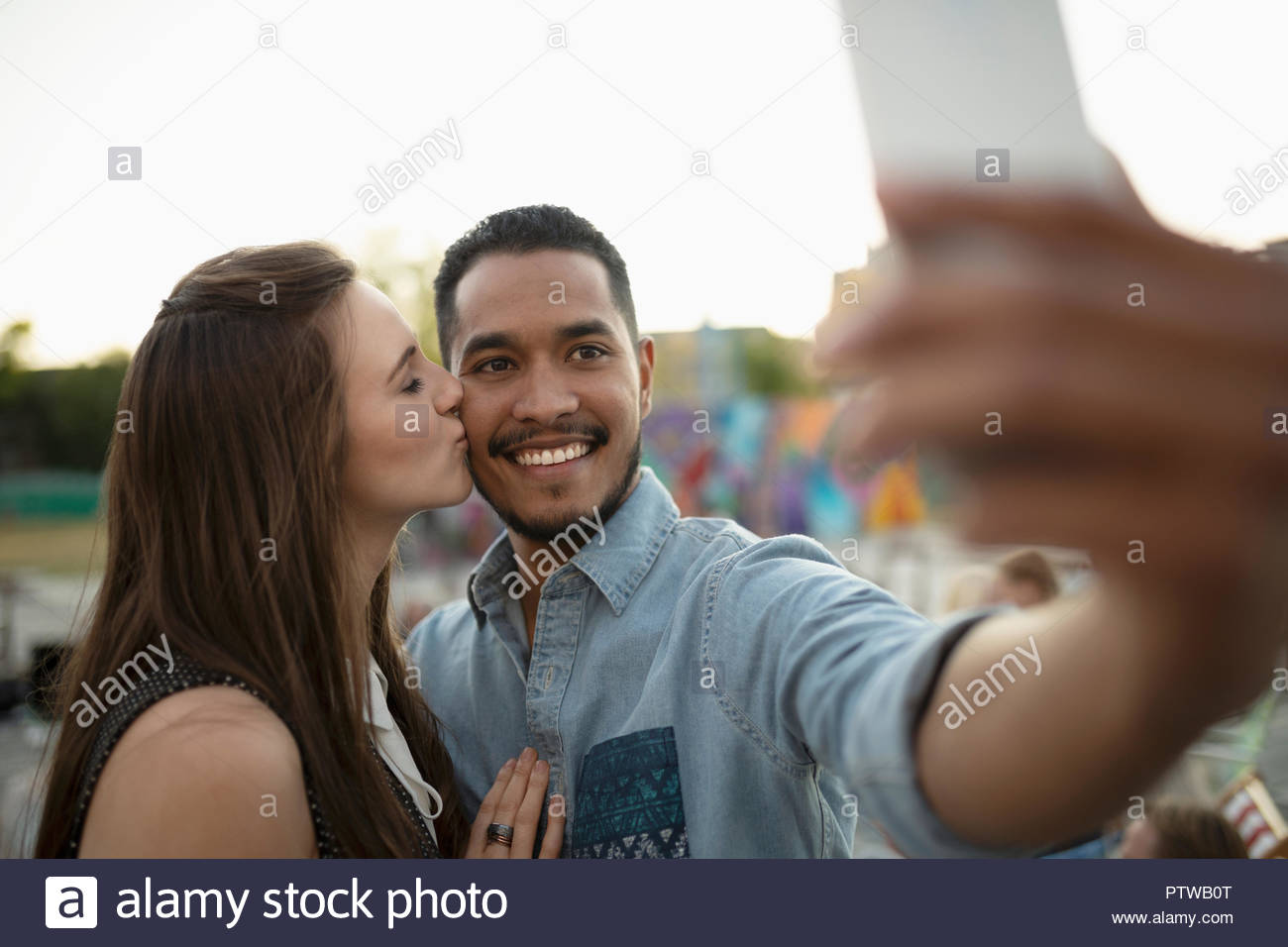 Girlfriend and boyfriend kissing selfie hi-res stock photography and ...